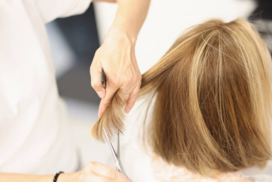 Coupe balayage brushing courts pour femme à domicile - Avantif